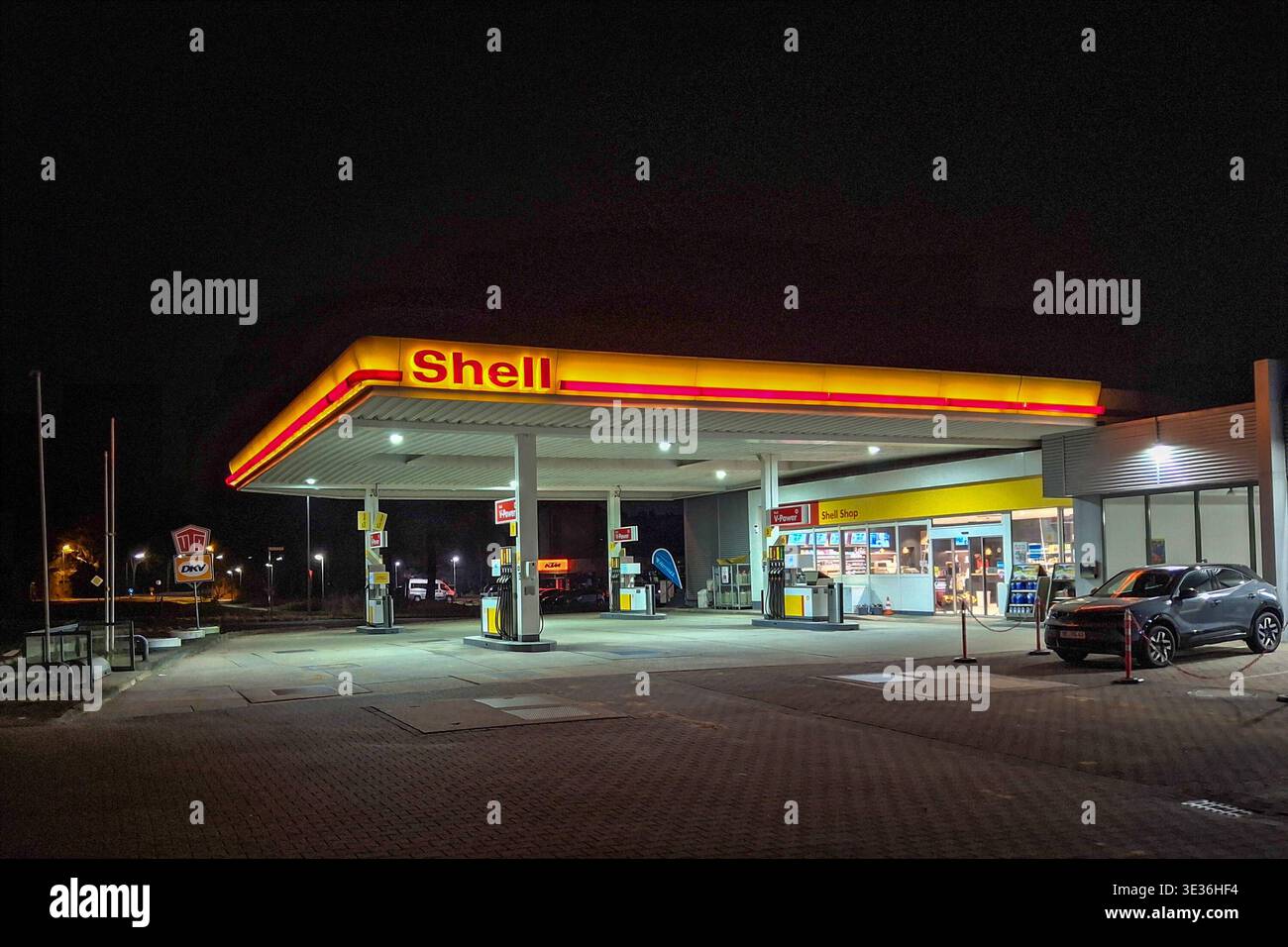 Stockbilder 03/2026 Shell Tankstelle *** Stock photos 03 2026 Shell gas ...
