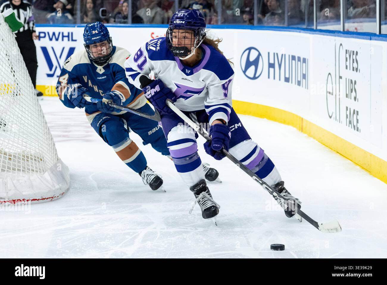 Minnesota Frost's Peyton Anderson (91) skates with the puck as ...