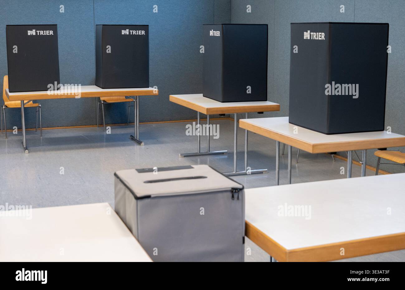 22 March 2026, Rhineland-Palatinate, Trier: A ballot box and polling ...