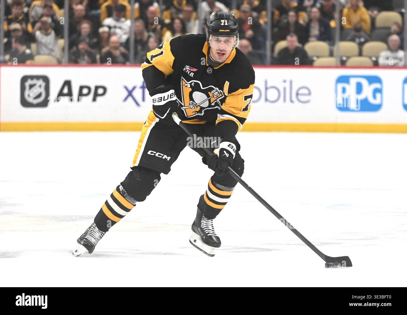 Pittsburgh Penguins center Evgeni Malkin (71) moves the puck against ...