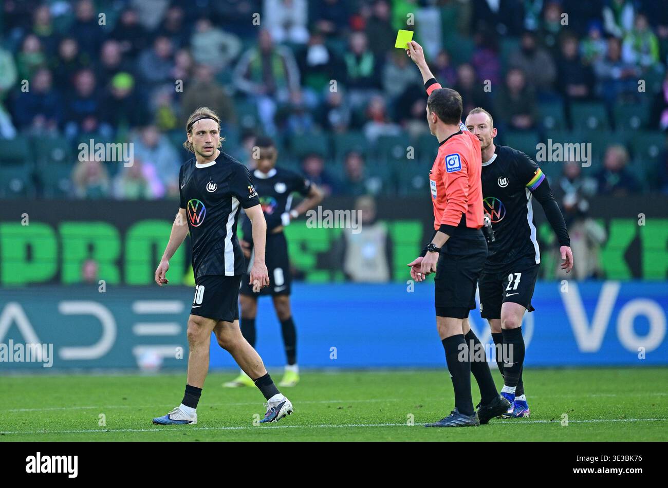 from left Lovro Majer (Wolfsburg, yellow card), referee Benjamin Brand ...