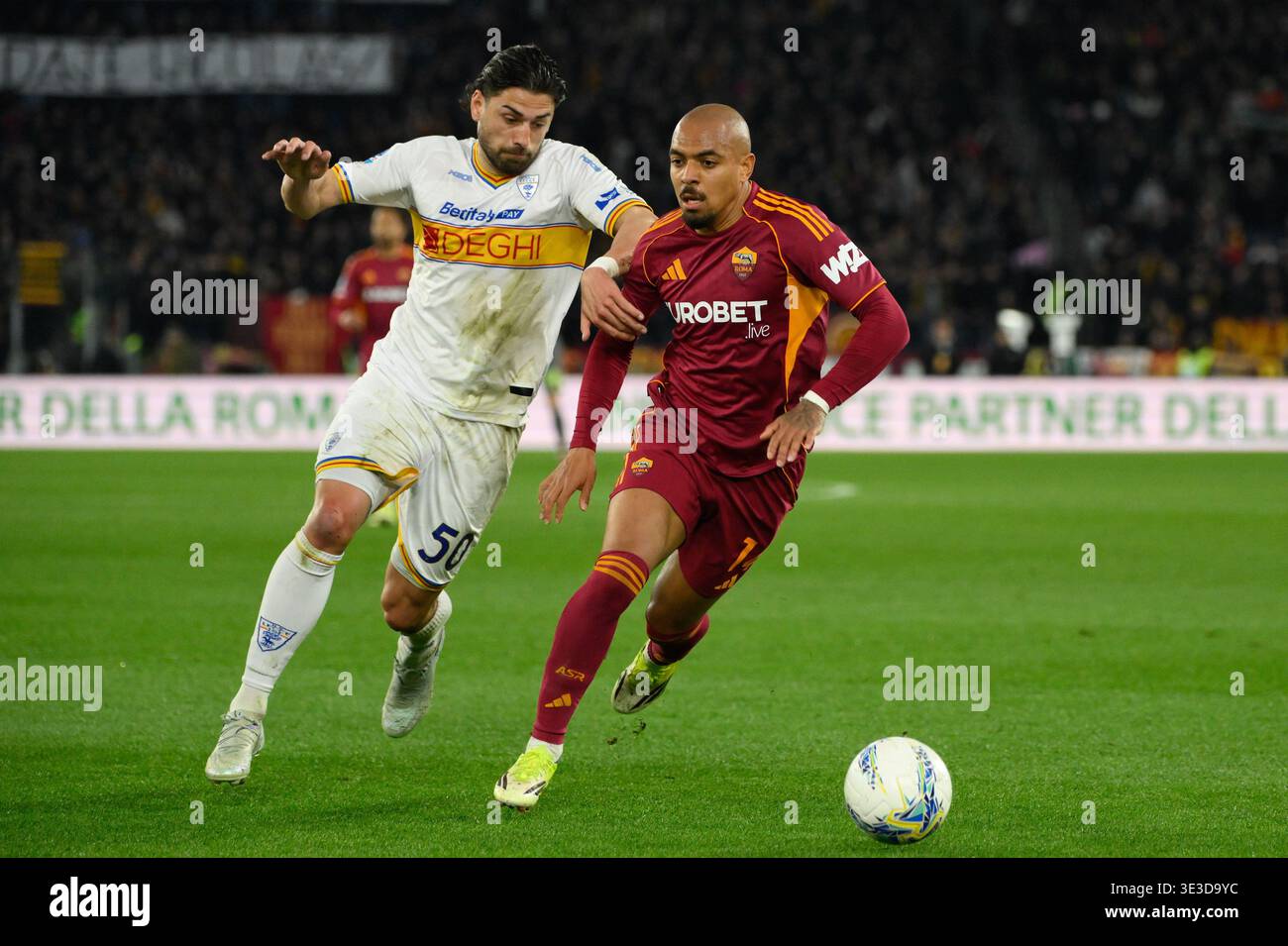 Romaâ??s Donyell Malen and Lecceâ??s Santiago Pierotti during the ...