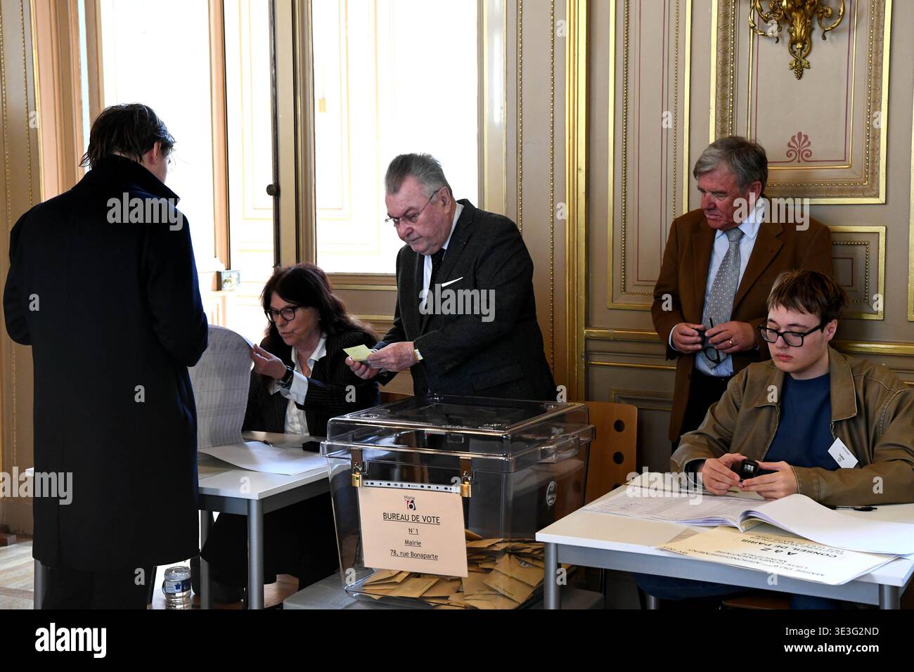 Verifying voter information hi-res stock photography and images - Alamy
