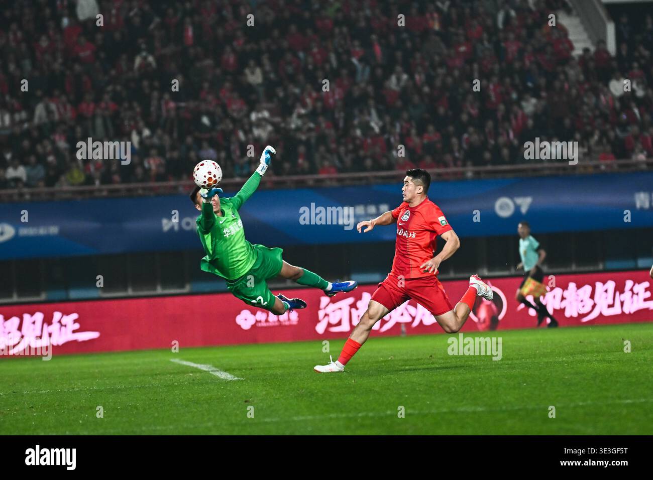 Henan Football Club plays against Wuhan Three Towns Football Club ...
