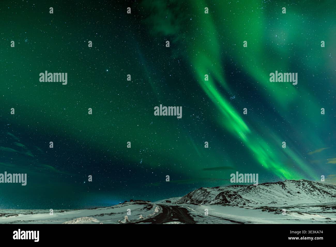 Northern lights dance across sky hi-res stock photography and images ...