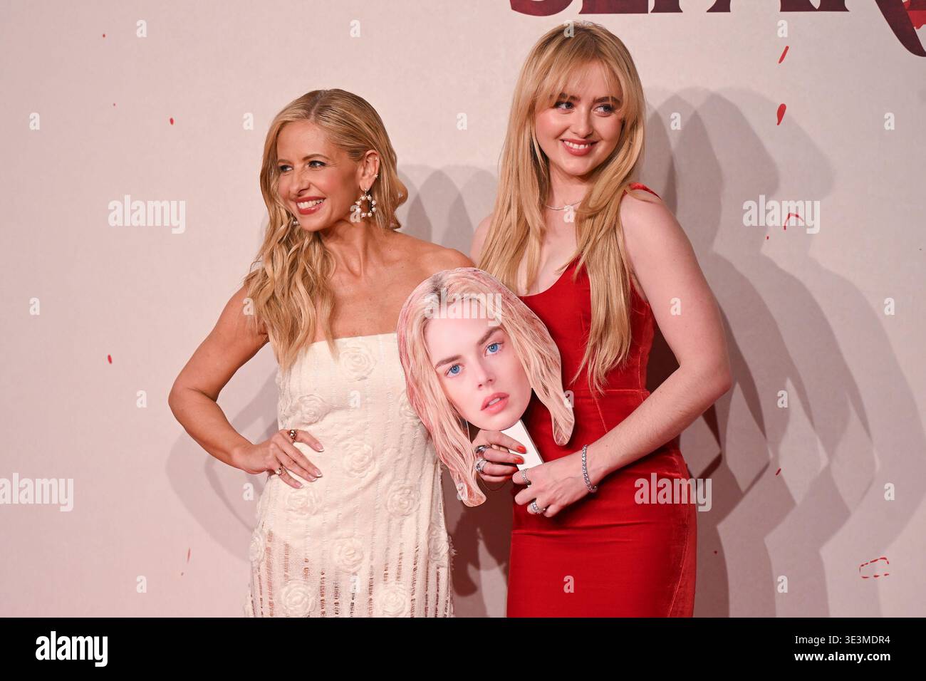 Sara Michelle Gellar, Kathryn Newton on the red carpet of the premiere ...