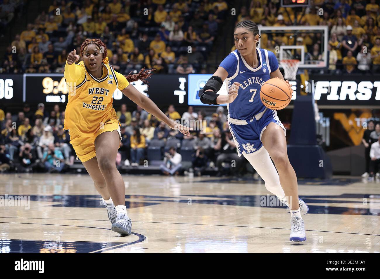 Kentucky forward Teonni Key (7) is defended by West Virginia forward ...