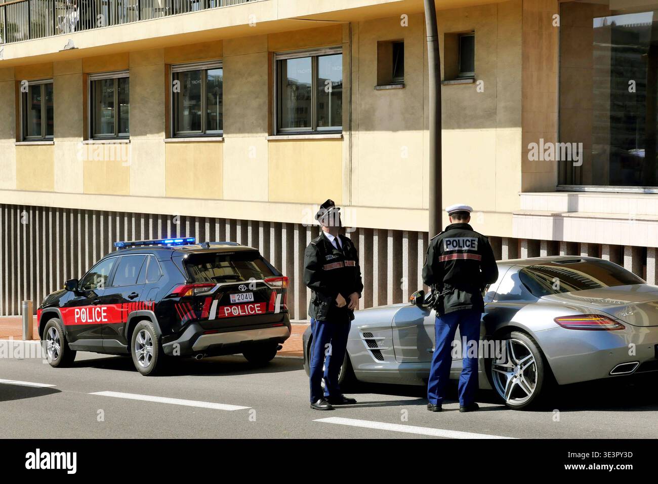 19.03.2026, Monaco. Polizei kontrolliert ein Auto. *** 19 03 2026 ...