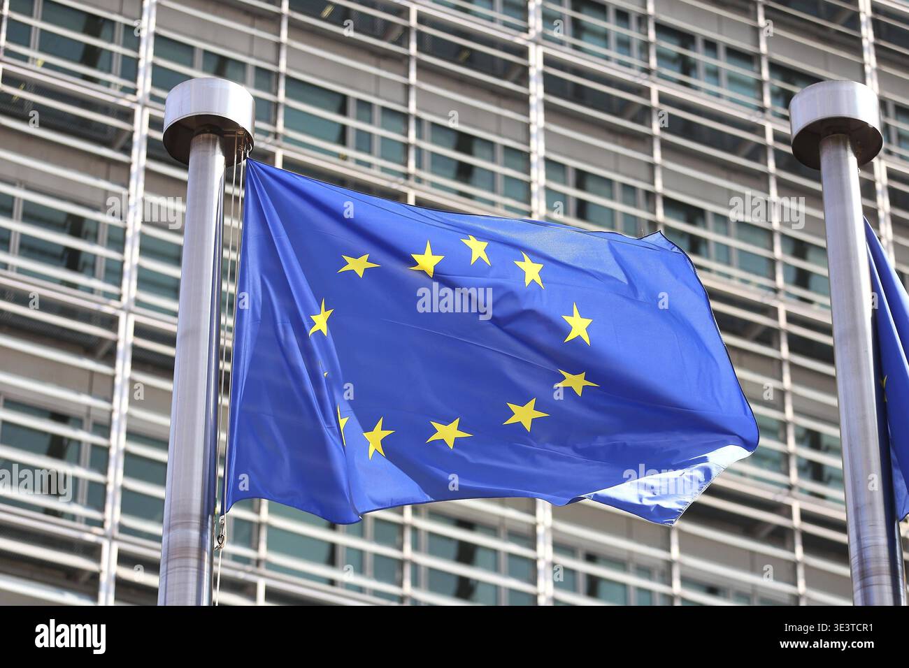 Brüssel, Belgien, 20.03.2026: EU-Fahnen am Berlaymont-Gebäude ...