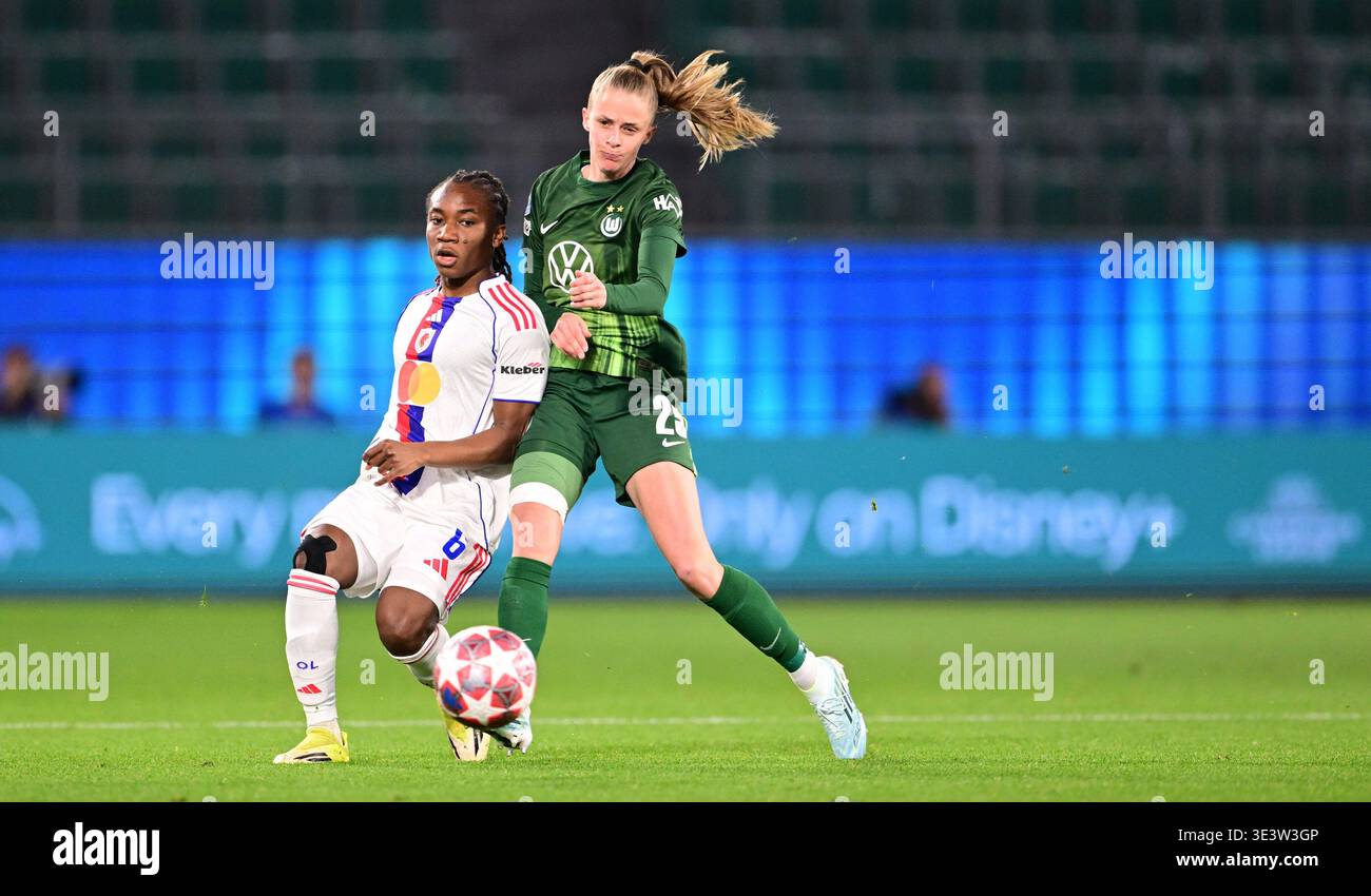 from left: Melchie Dumornay, Vivien Endemann (Wolfsburg) Wolfsburg ...