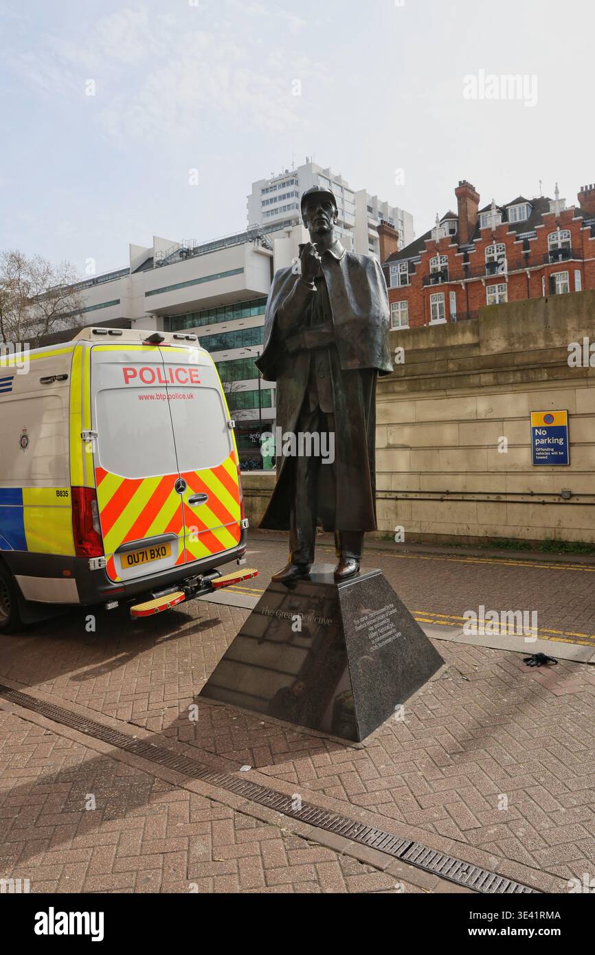 Sherlock Holmes Statue and Police van near Baker Street Tube Station ...