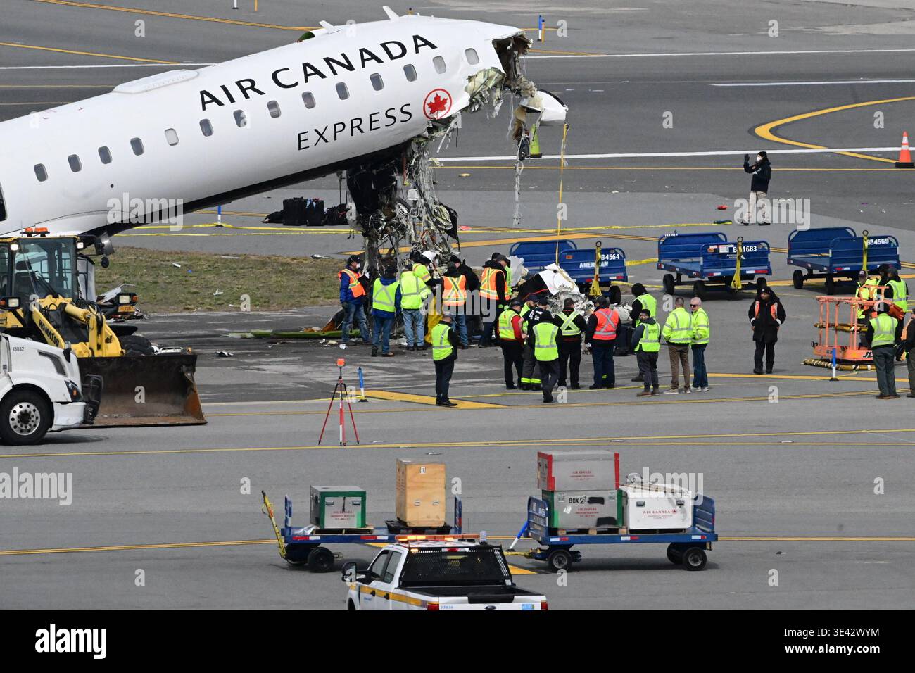 Queens, New York, USA. 25th Mar, 2026. (NEW) Investigators with the FBI ...
