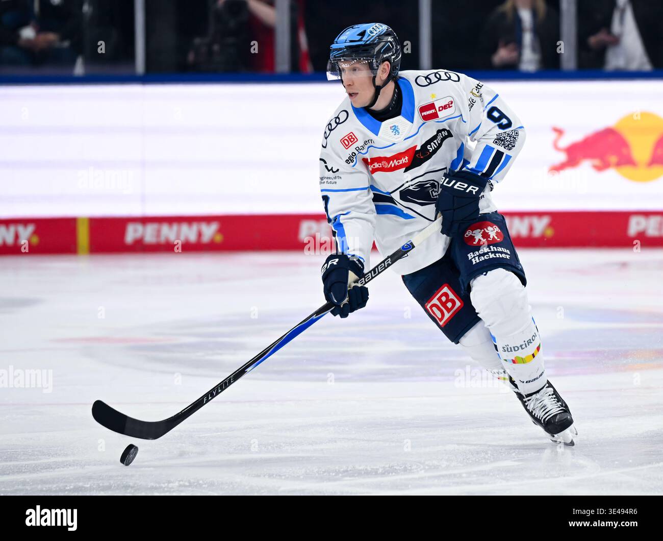 24 March 2026, Bavaria, Munich: Ice hockey, men: DEL, EHC Red Bull ...