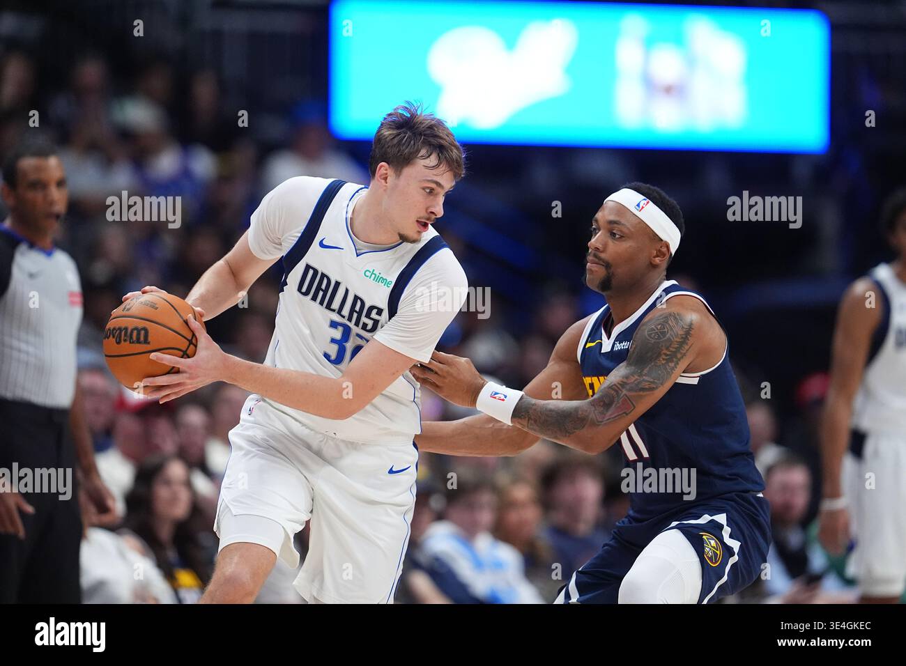 Dallas Mavericks forward Cooper Flagg (32) and Denver Nuggets guard ...