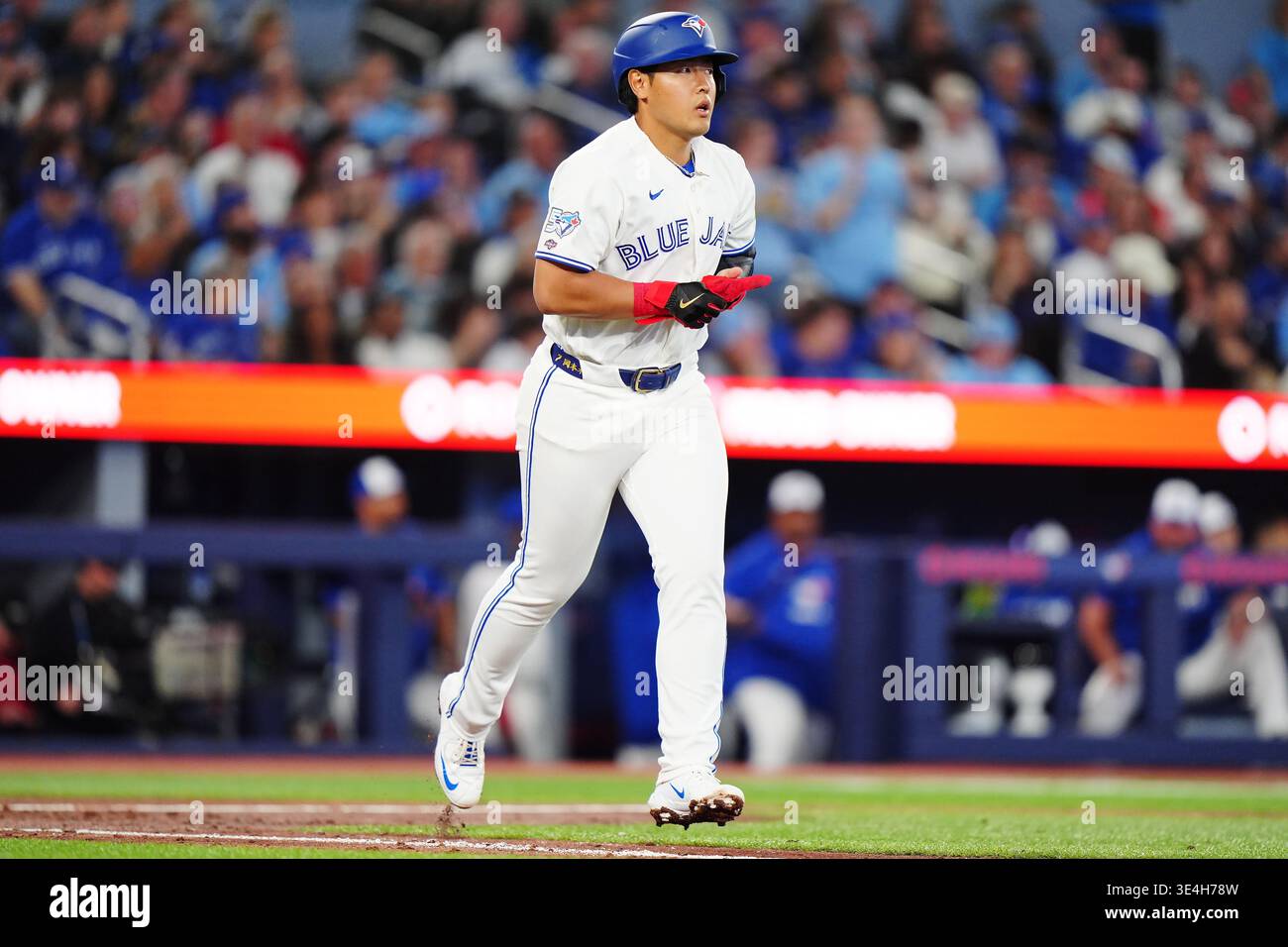Toronto Blue Jays third baseman Kazuma Okamoto (7) walks to first base ...