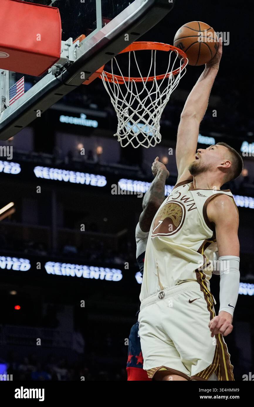Golden State Warriors center Kristaps Porzingis (7) dunks against the ...