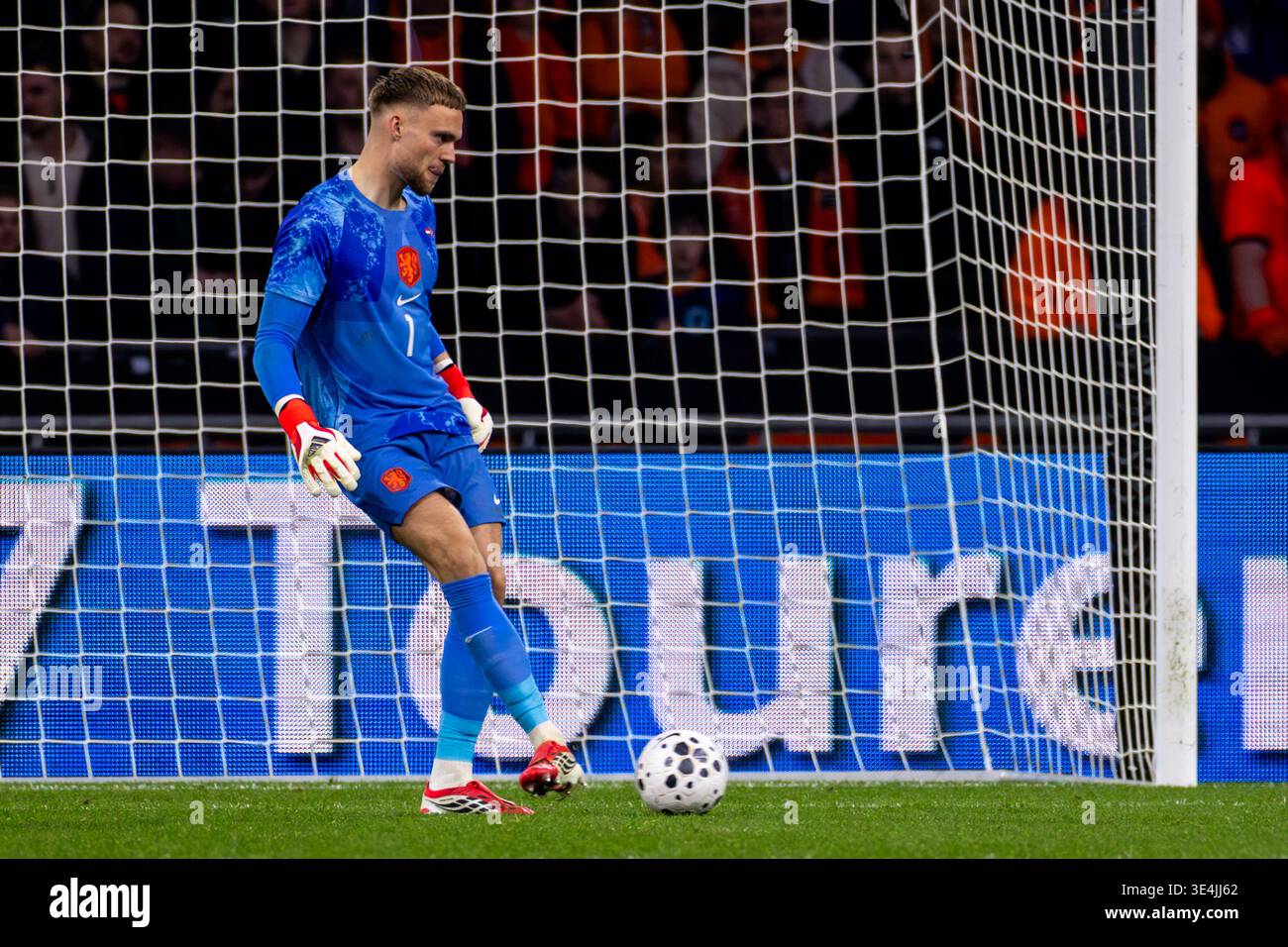 AMSTERDAM, NETHERLANDS - MARCH 27: Netherlands goalkeeper Bart ...
