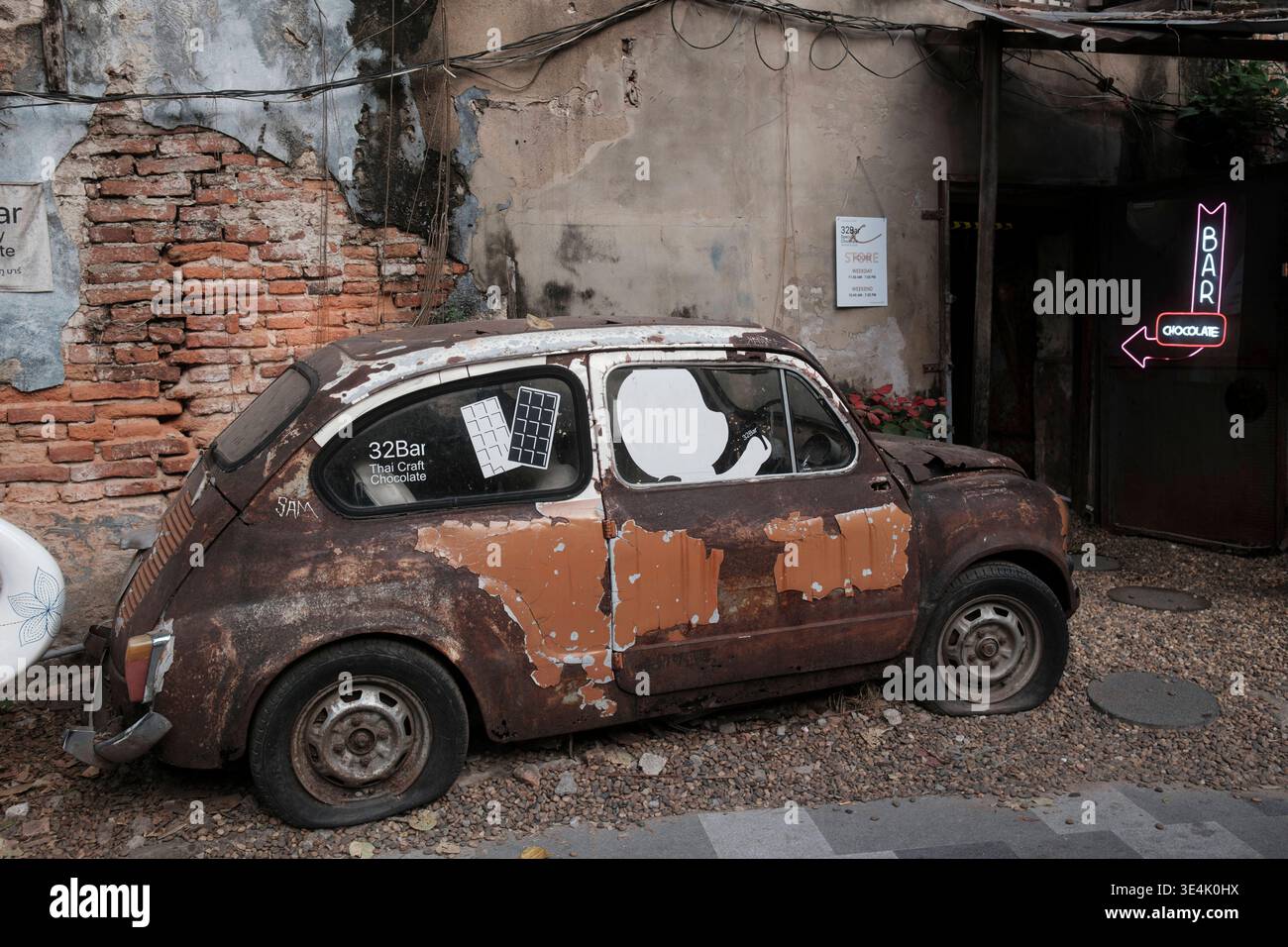 Autowrack in Talat Noi - Bangkok, Thailand, 17.01.2025 *** Car wreck in ...