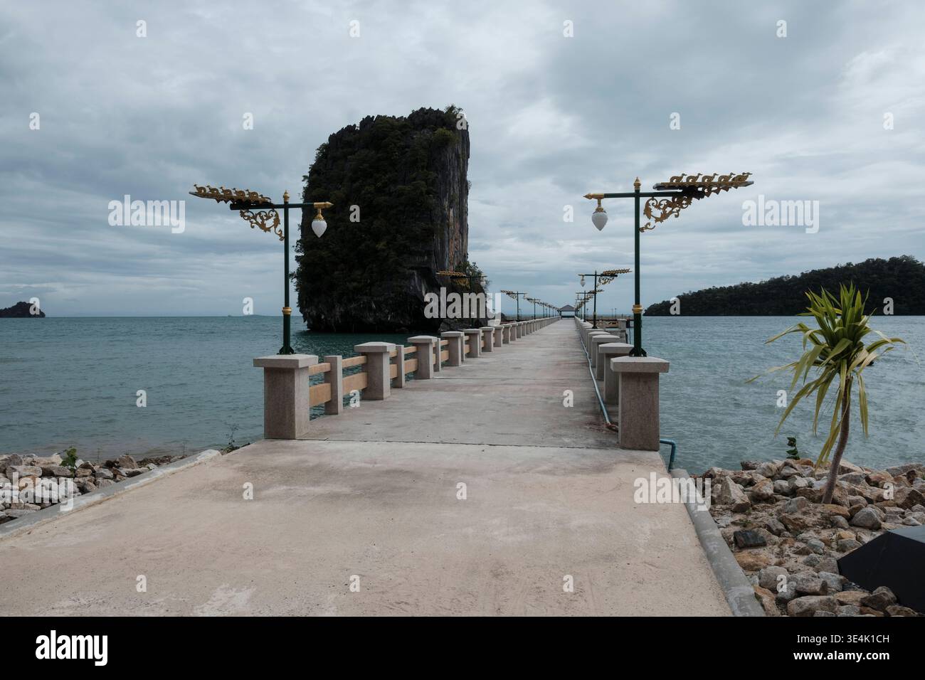 Großer Felsen im Meer am Ao Talo Wao Pier, Ko Tarutao - Thailand ...