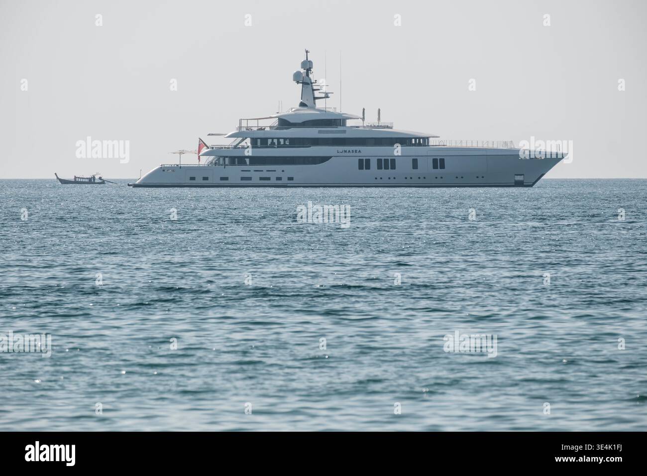 Die Motoryacht Lunasea ankert vor der Charlie Beach Farang Beach, Ko ...