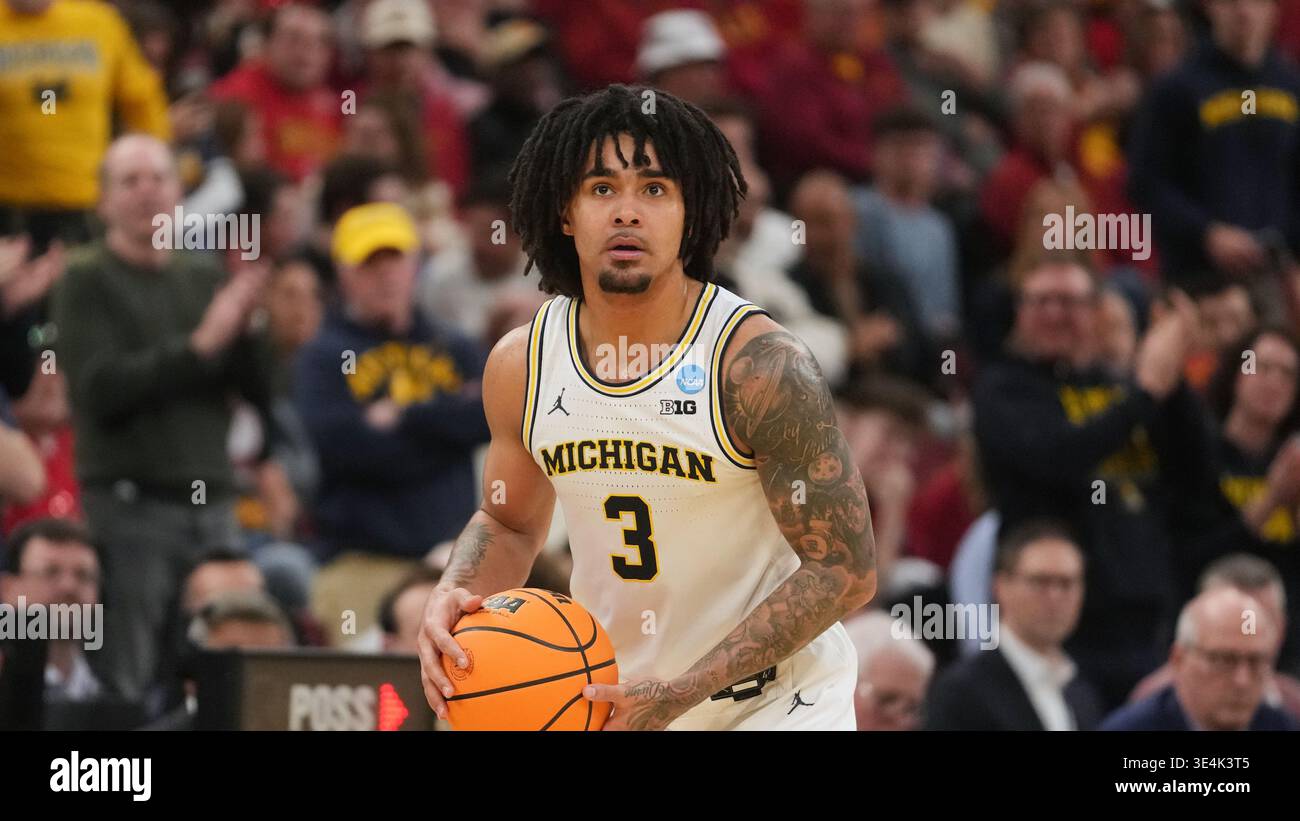 Michigan's Elliot Cadeau looks to the basket during the second half in ...