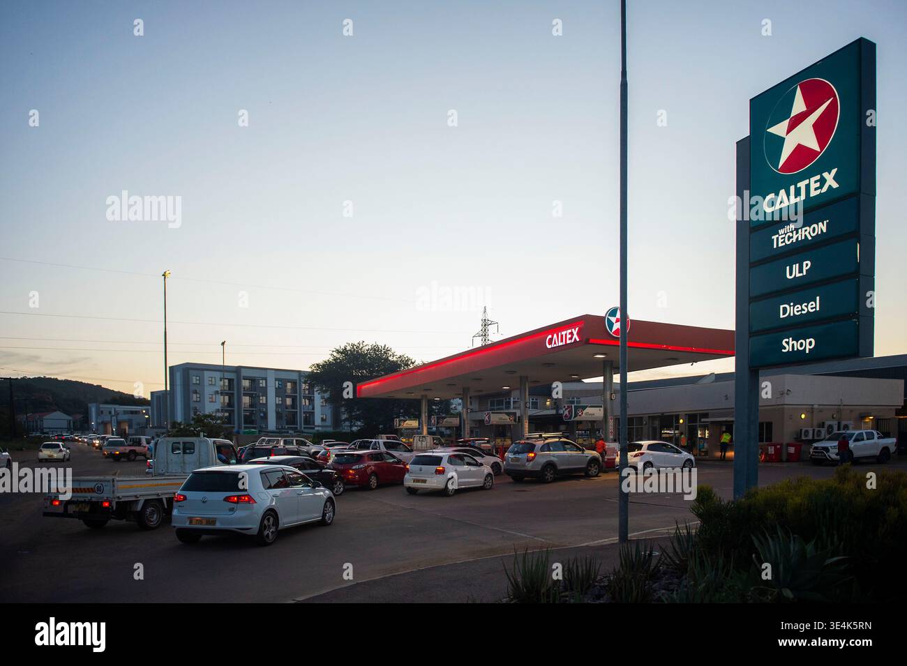 (260328) -- GABORONE, March 28, 2026 (Xinhua) -- Vehicles queue at a ...