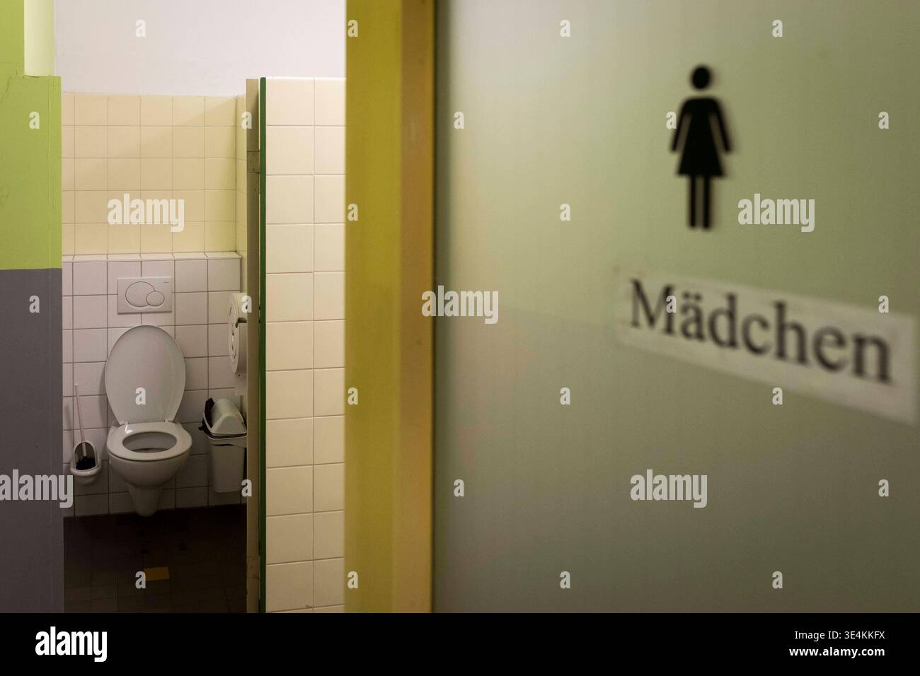 Schultoiletten, nicht unbedingt ein Ort zum Wohlfühlen. Alt, dreckig ...