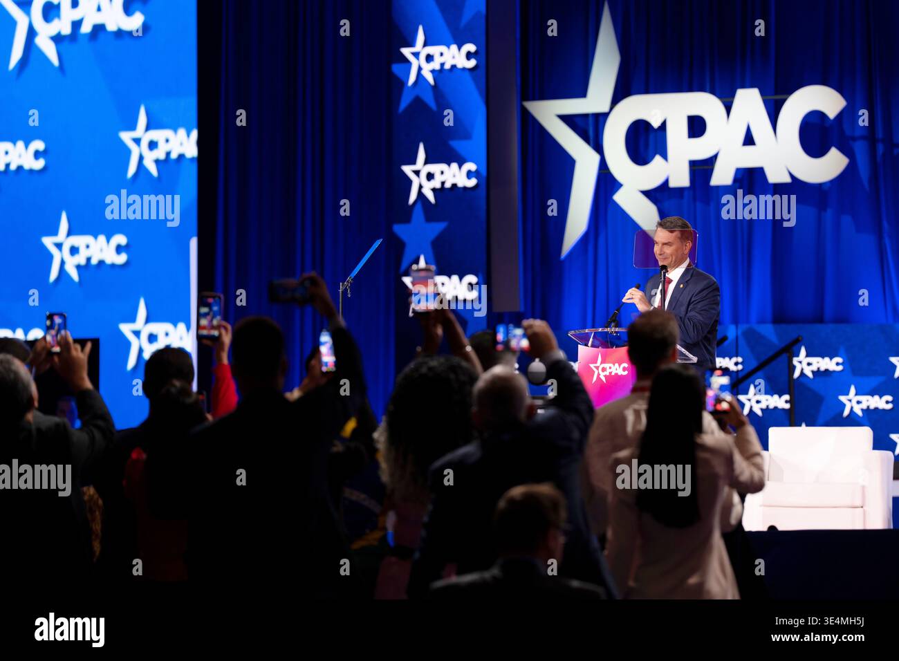 Crowd at the Conservative Political Action Conference (CPAC) stand and ...