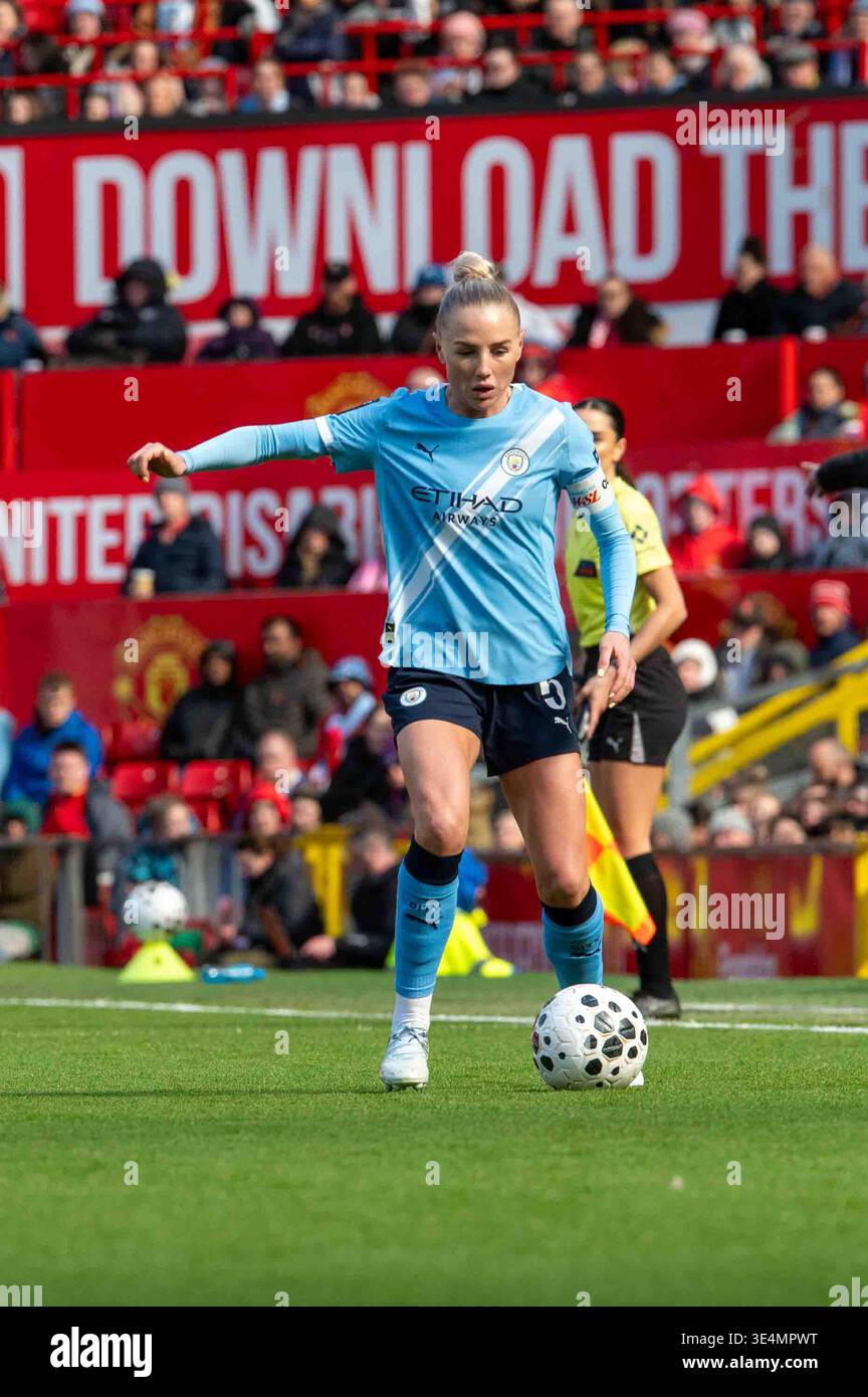 Alex Greenwood (5 Manchester City) controls the ball during the ...