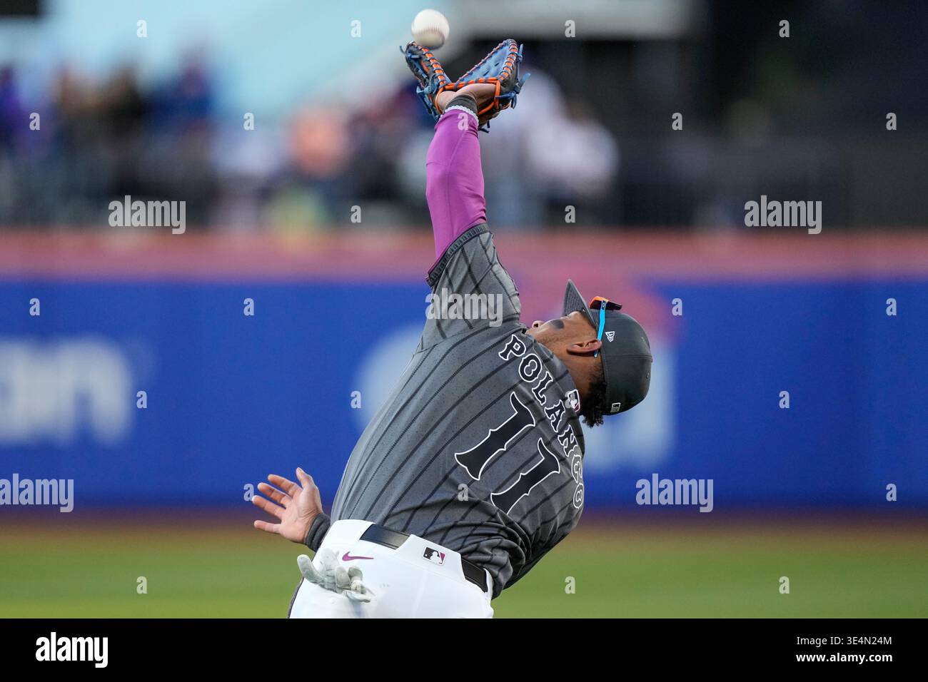 New York Mets second baseman Jorge Polanco (11) catches the fly ball by ...