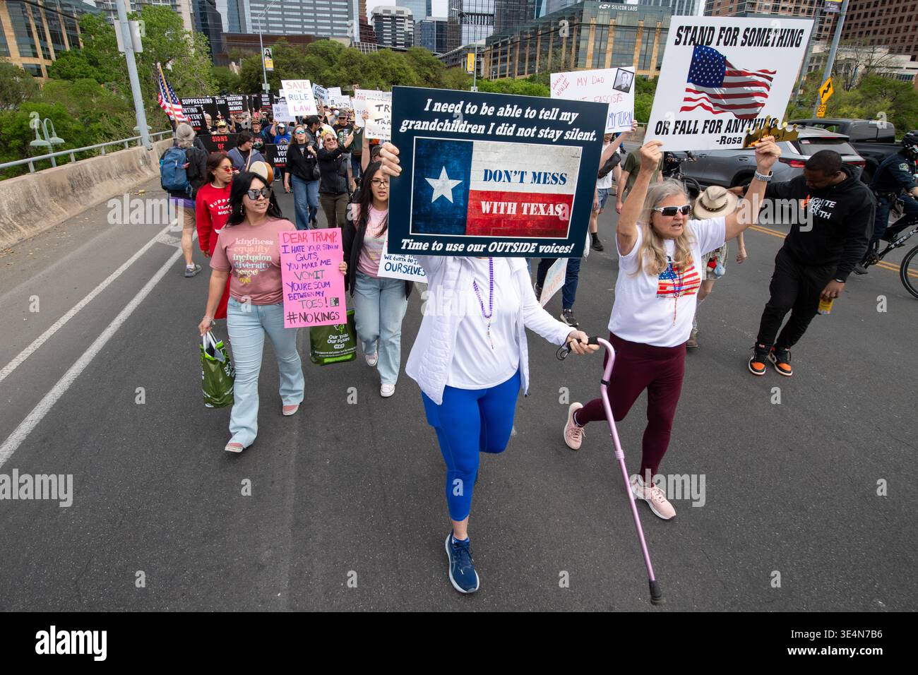 Austin, United States. 28th Mar, 2026. Thousands of people participate ...