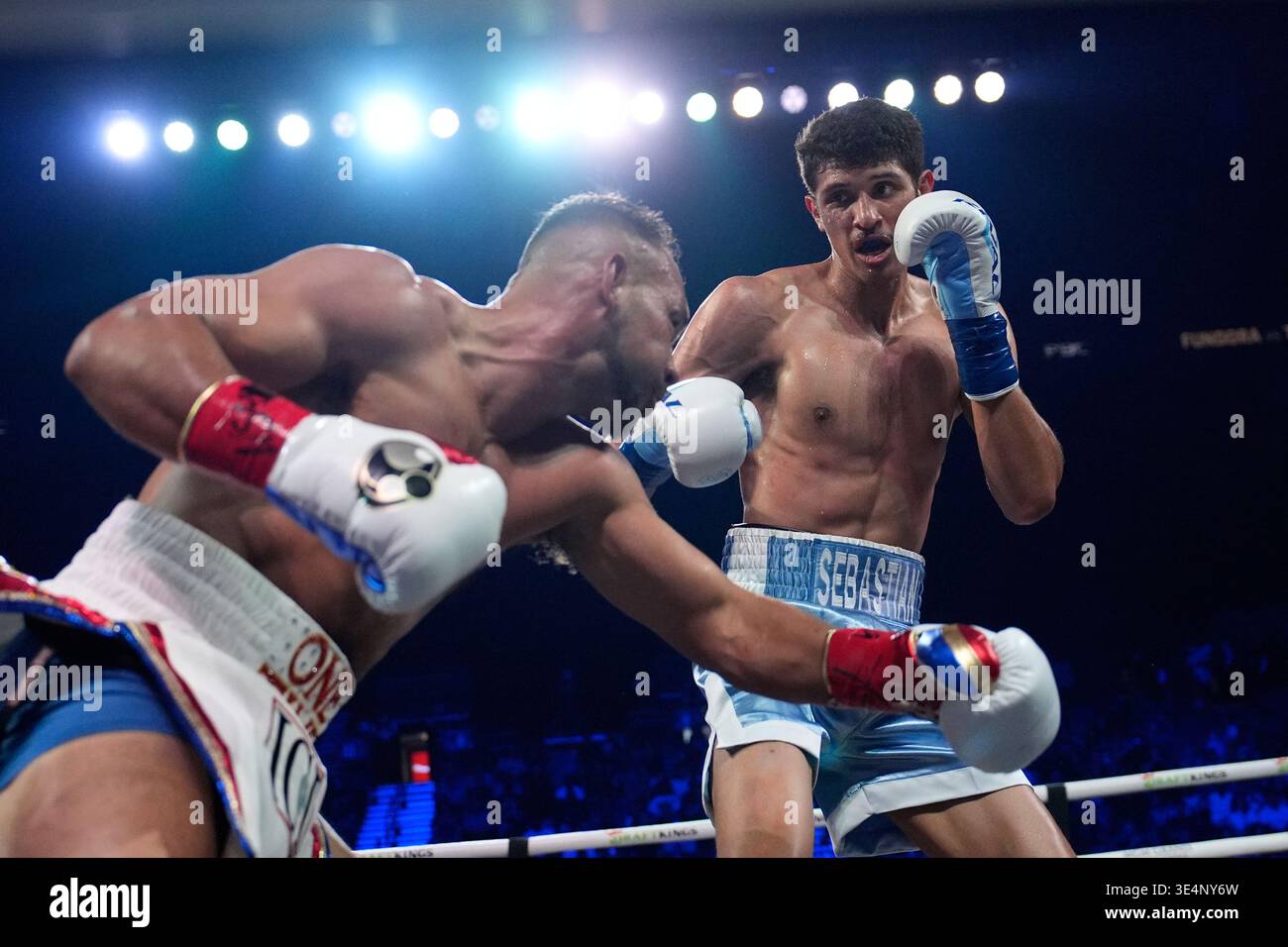 Sebastian Fundora, right, fights Keith Thurman in a super welterweight ...