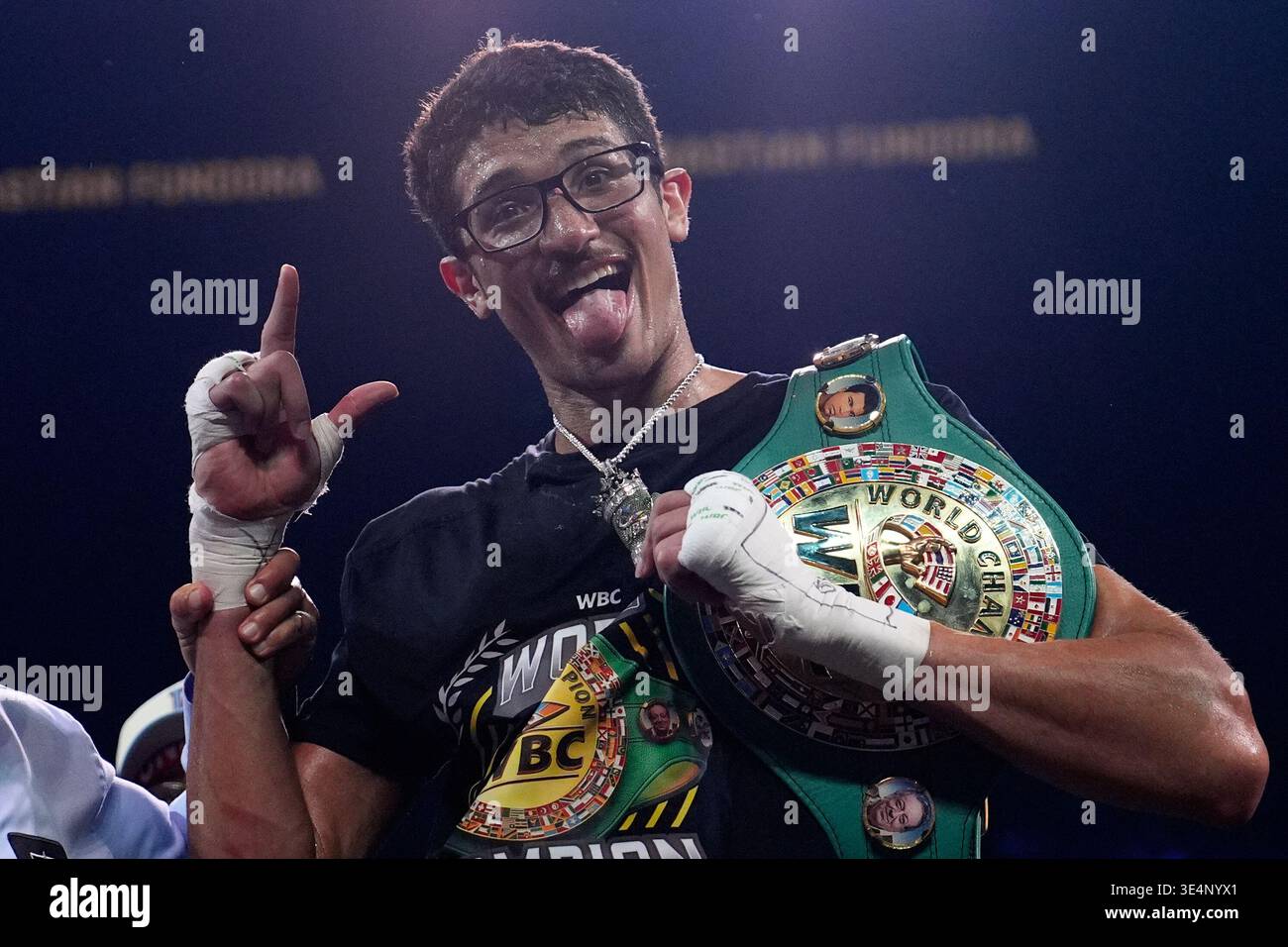 Sebastian Fundora celebrates after defeating Keith Thurman in a super ...