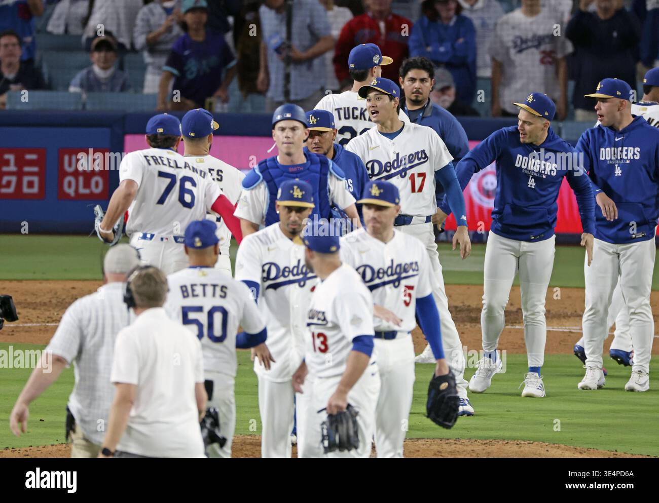 Los Angeles Dodgers players celebrate after beating the Arizona ...