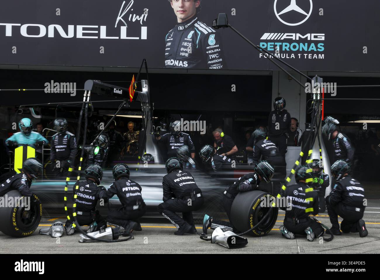 Mercedes AMG F1 Team, pitlane, pitstop, mechanic, mecanicien, mechanics ...