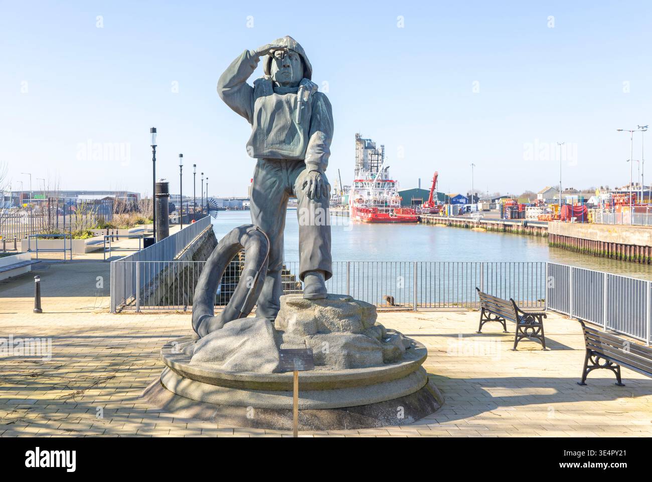 Bronze memorial sculpture RNLI Lifeboat Man statue, South Quay ...