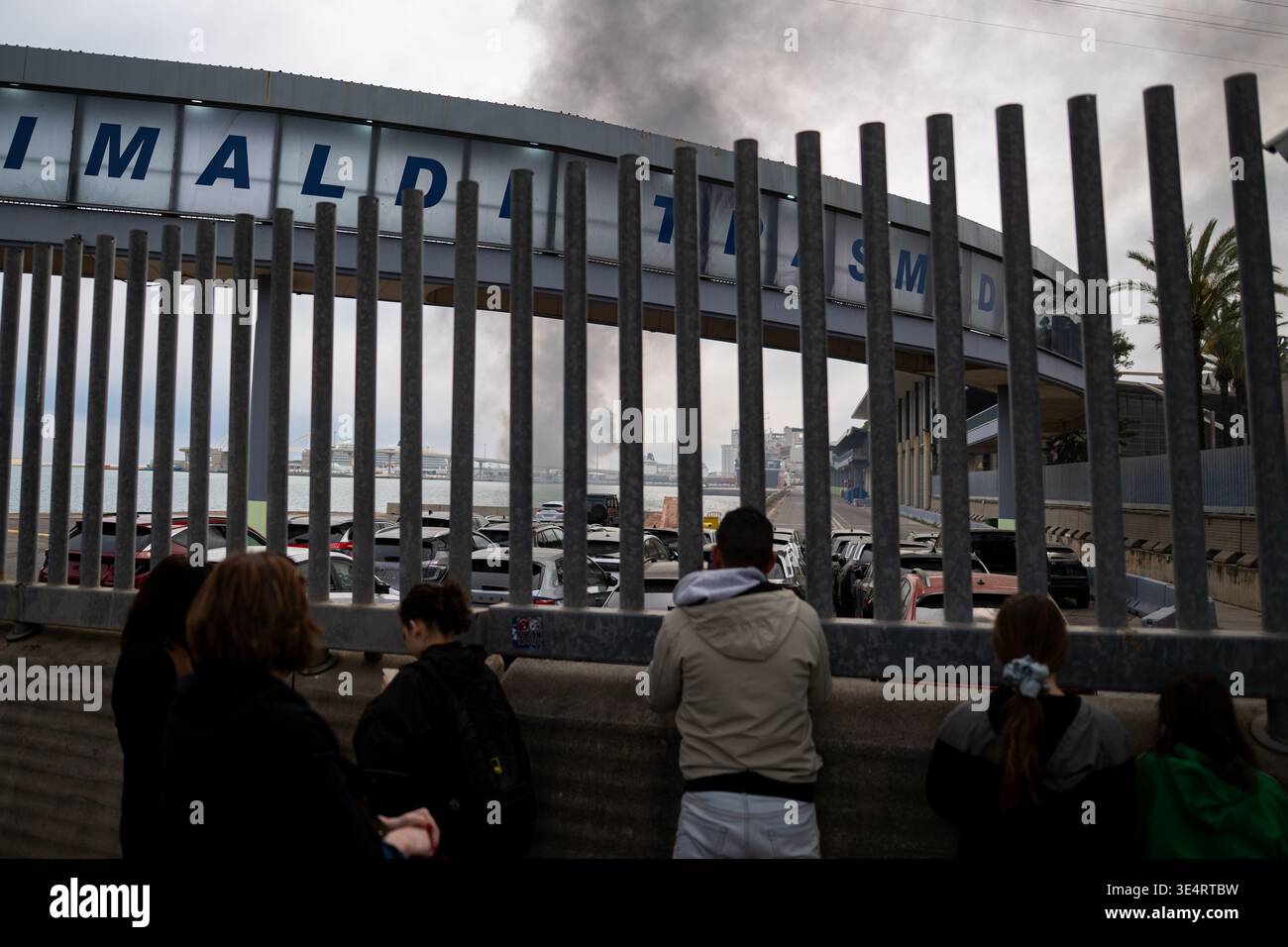Several people in the smoke caused by a fire at the Port, 29 March 2026 ...