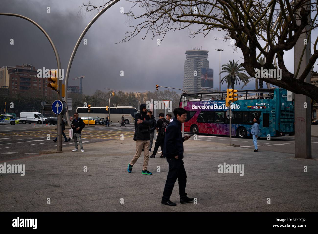 Several people in the smoke caused by a fire at the Port, 29 March 2026 ...