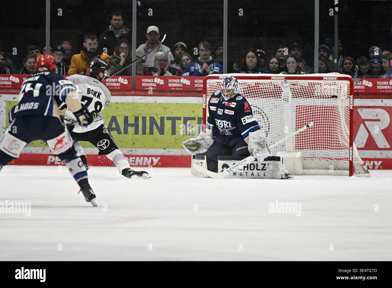 (v.l.n.r.) Dominik Bokk (Koelner Haie) zum 1:1 Joacim Eriksson ...