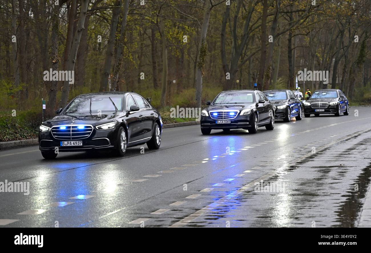 Berlin, Germany. 30th Mar, 2026. A limousine with a Syrian standard ...