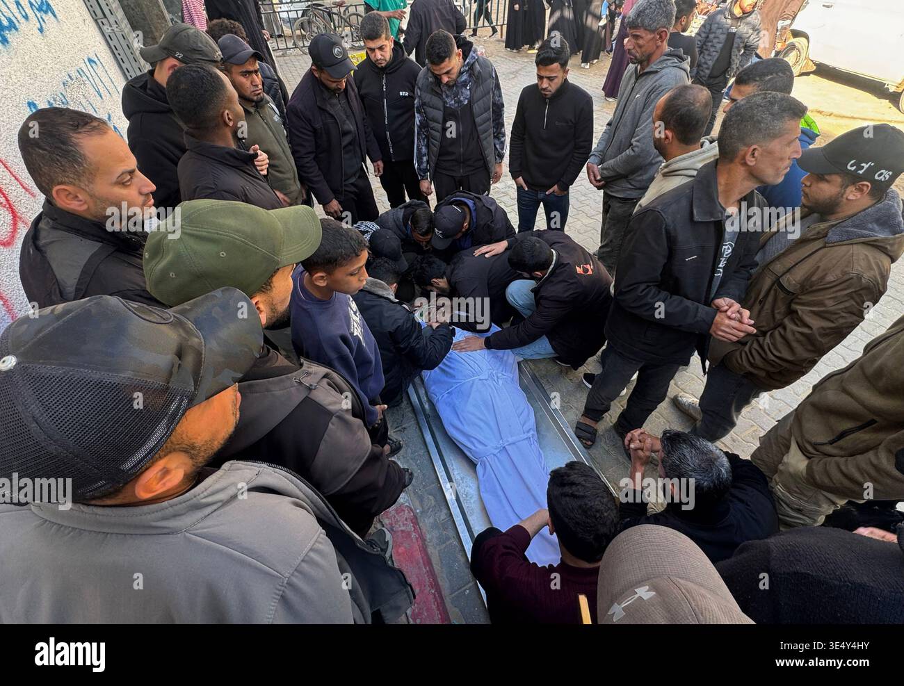 Palestinians bid farewell to the bodies of three citizens at Al-Shifa ...