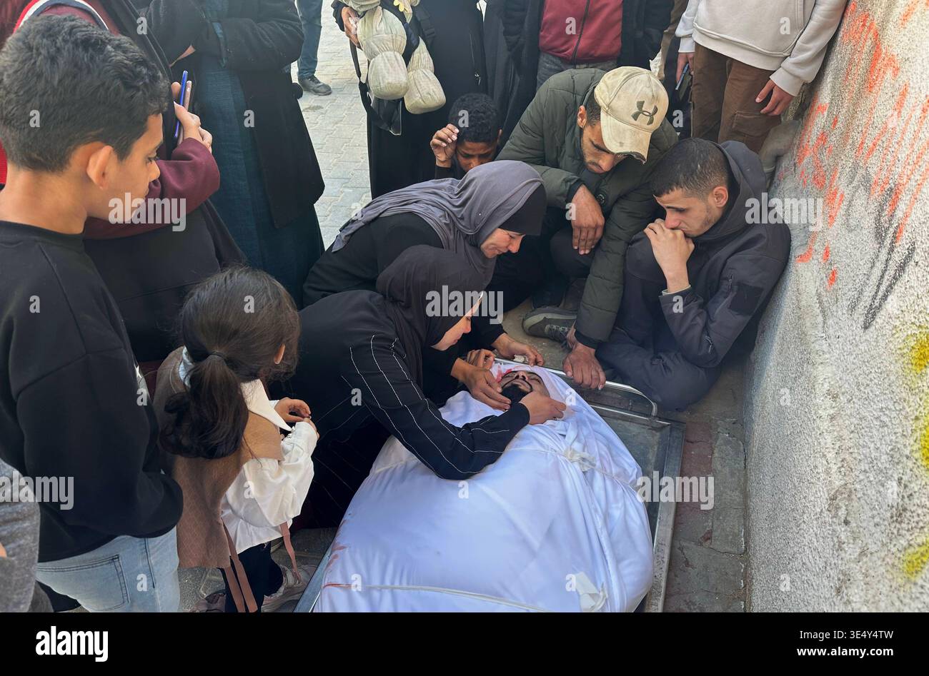 Palestinians bid farewell to the bodies of three citizens at Al-Shifa ...