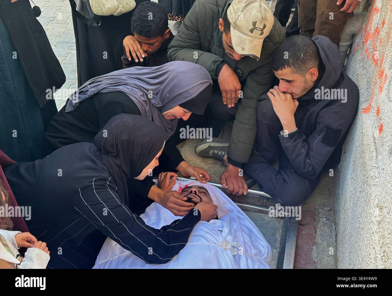 Palestinians bid farewell to the bodies of three citizens at Al-Shifa ...