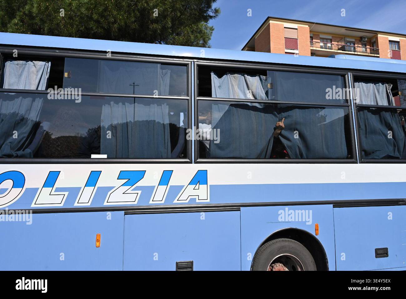 **NO WEB OR NEWSPAPERS, ONLY FOR ITALY** Anarchist movements gather to ...
