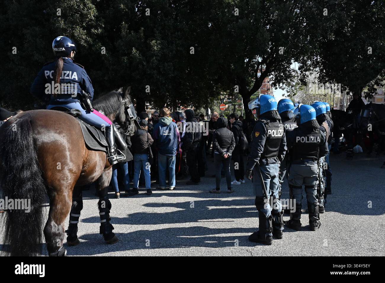 **NO WEB OR NEWSPAPERS, ONLY FOR ITALY** Anarchist movements gather to ...