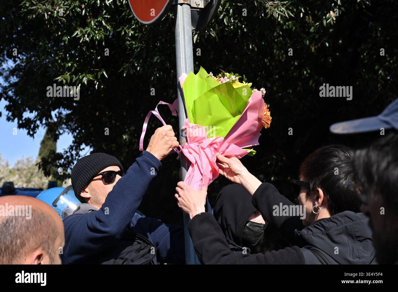 **NO WEB OR NEWSPAPERS, ONLY FOR ITALY** Anarchist movements gather to ...