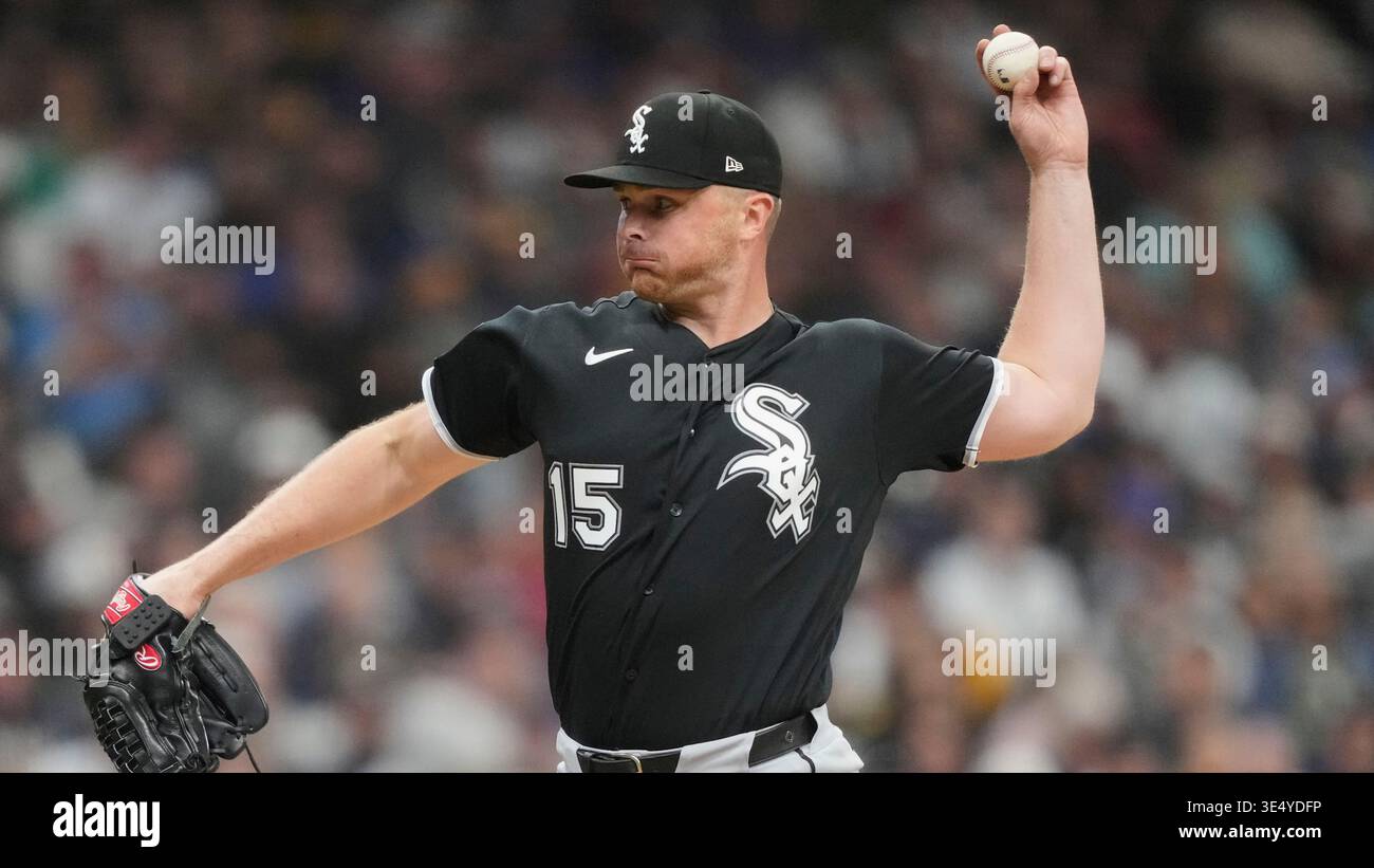 Chicago White Sox pitcher Sean Newcomb throws during the fourth inning ...