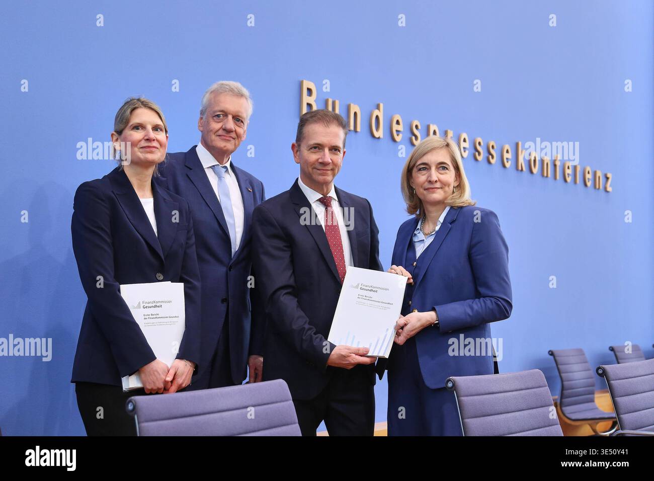 Berlin, Deutschland, 30.03.2026: Bundespressekonferenz: Übergabe der ...