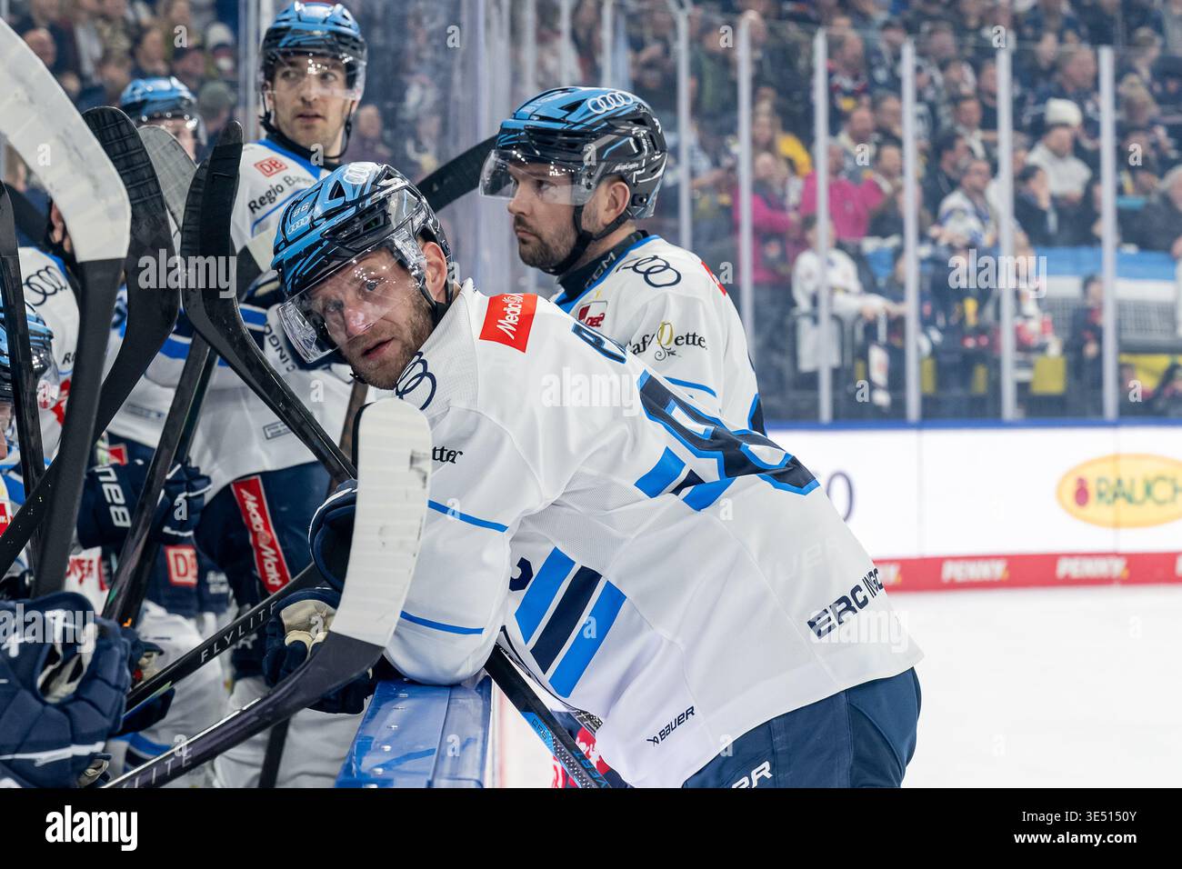 Daniel Pietta (ERC Ingolstadt, #86) auf der Bande lehnend GER, EHC Red ...