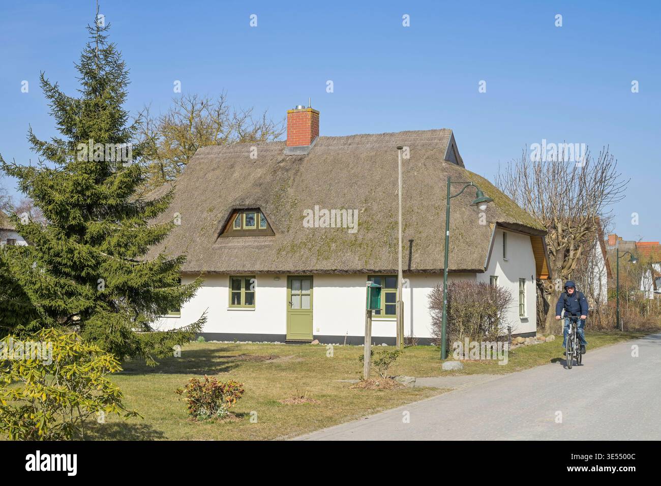 Wohnhaus mit Reetdach, Vitte, Insel Hiddensee, Mecklenburg-Vorpommern ...